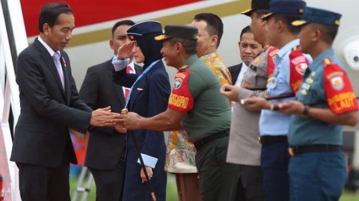 Bertolak ke Dubai, Presiden Jokowi Singgah di Bandara Sultan Iskandar Muda, Disambut Pangdam IM ...
