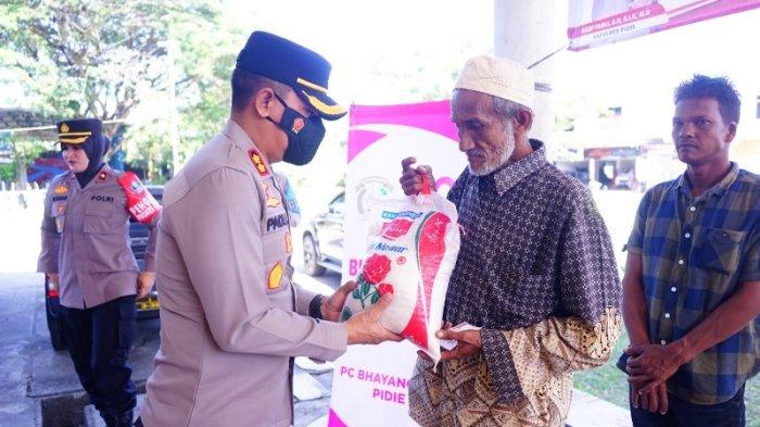 Jumat Berkah di Tengah BBM Naik, Polres Pidie, Bhayangkari Turun ke Jalan Bagikan 350 Paket ...