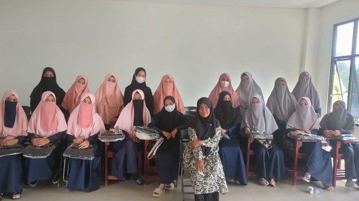 Mahasiswa IAI Al Aziziyah KPM di Dayah Putri Muslimat Samalanga - Serambinews.com