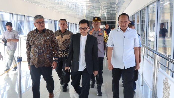 Kabid Humas Polda Aceh Sambut Kedatangan Wamenkominfo RI - Serambinews.com