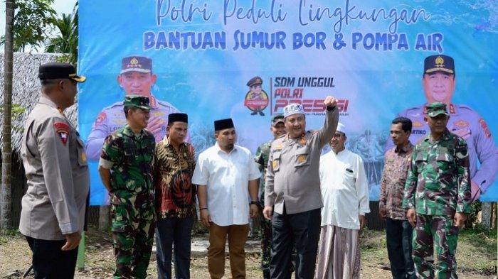 Pj Bupati Aceh Besar Dampingi Kapolda Aceh Salurkan Bantuan Buku dan ... Pj Bupati Aceh Besar Dampingi Kapolda Aceh Salurkan Bantuan Buku dan ...
