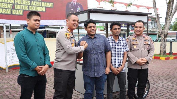 Dukung Pengembangan UMKM Polres Aceh Barat Bagi Gerobak Untuk Pedagang - Serambinews.com