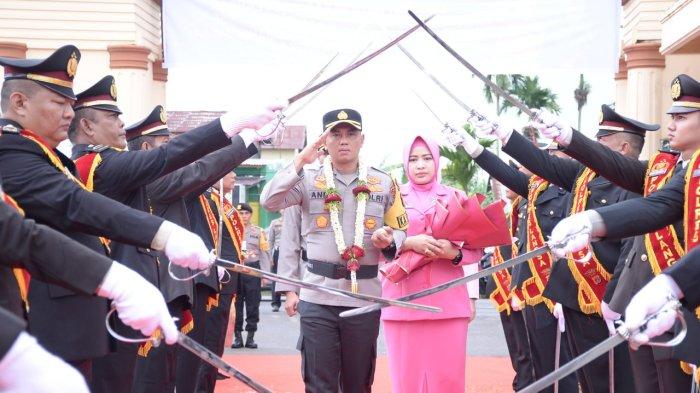 Kapolres Langsa yang baru AKBP Andy Rahmansyah Disambut Upacara Pedang Pora - Serambinews.com