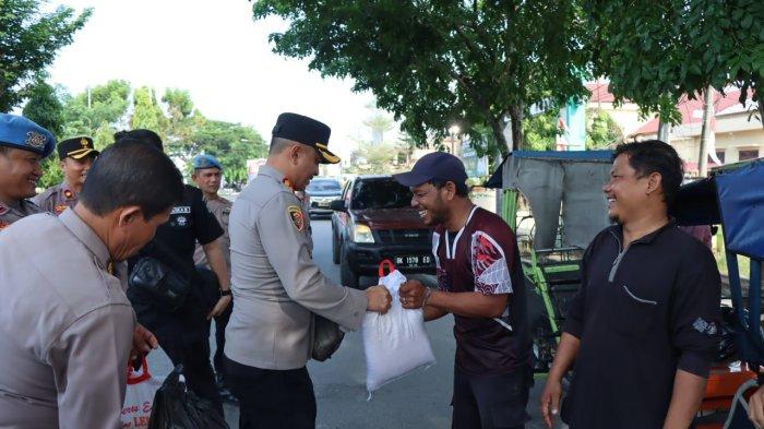 Sambut Hari Bhayangkara Ke-78, Kapolres Langsa Beri Sembako kepada Korban Kebakaran dan Abang ...