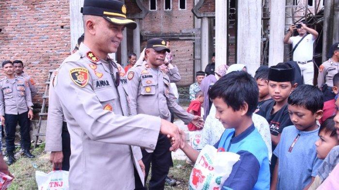 Polres Aceh Timur Santuni Anak Yatim dan Duafa di Simpang Ulim - Serambinews.com