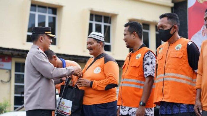 Jumat Berkah, Kapolresta Banda Aceh Bagikan 800 Paket Sembako kepada Warga Kurang Mampu ...