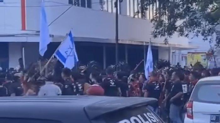 Kelompok Pro Zionis Konvoi Kibarkan Bendera Israel di Bitung Sulut ...