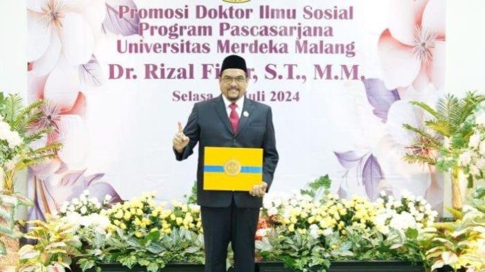 Kadisperidagkop Pidie Jaya Rizal Fikar Raih Gelar Doktor di Universitas ...