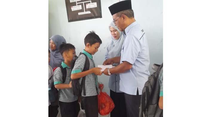 Keluarga Besar SMKN 1 Bireuen Santuni 30 Anak Yatim - Serambinews.com Keluarga Besar SMKN 1 Bireuen Santuni 30 Anak Yatim - Serambinews.com