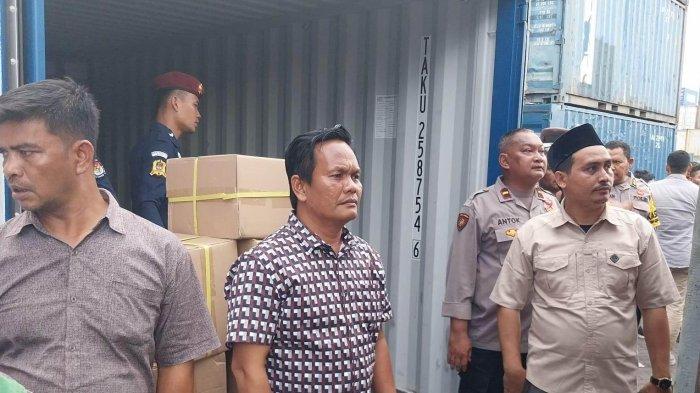 Personel Polres Aceh Singkil Kawal Logistik Pilkada - Serambinews.com