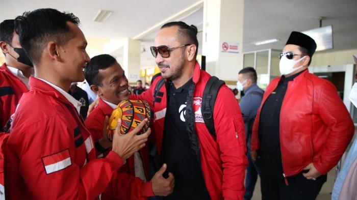 Ketum PSI Giring Ganesha Tiba di Aceh, Shalat Jumat di Masjid Raya Baiturrahman - Serambinews.com