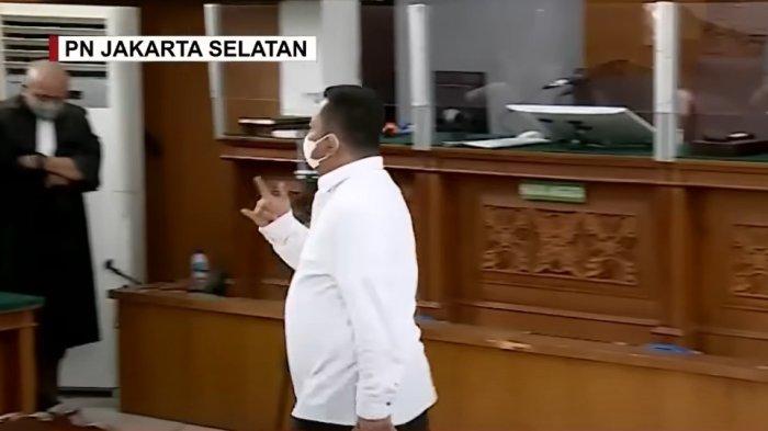 Kuat Maruf Sempat-sempatnya Acungkan Salam Metal ke Jaksa Usai Hakim Jatuhi Vonis 15 Tahun ...