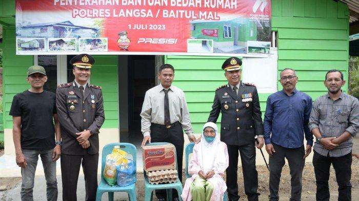 Kapolres Langsa Serahkan Kunci Bantuan Bedah Rumah Kepada Warga Miskin