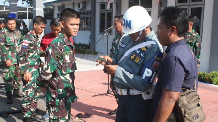 Respon Maraknya Judi dan Pinjaman Online, Lanal Lhokseumawe Periksa HP Personel - Serambinews.com