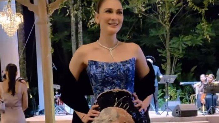 Kenang Mendiang Sang Ayah, Luna Maya Kenakan Gaun Lukisan Orangtuanya ...