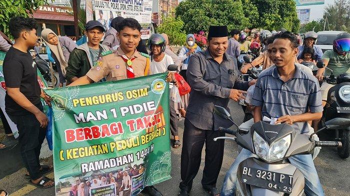 Dewan Guru dan Siswa MAN 1 Pidie Bagi 500 Paket Takjil Berbuka Puasa ...