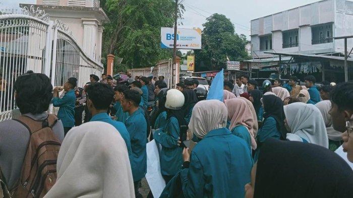 Demo di Gerbang Universitas Abulyatama Aceh, Ini Tuntutan Mahasiswa ...