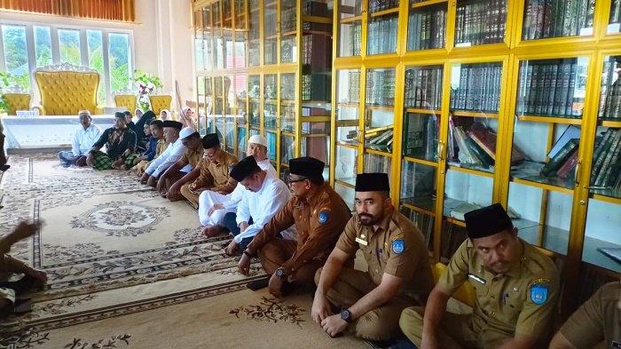 Pj Wali Kota Langsa dan Kepala OPD Takziah ke Rumah Almarhum Umi Abu Paya Pasi - Serambinews.com
