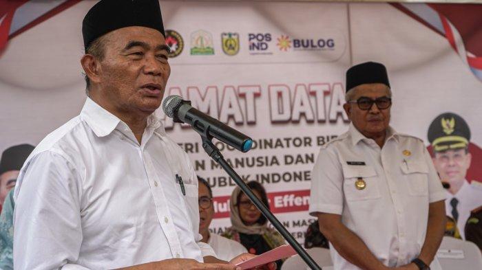 Menko PMK Bagi Sembako dan Serahkan Paket Stunting di Lampulo, OPD dan TNI/Polri Jadi Bapak Asuh ...