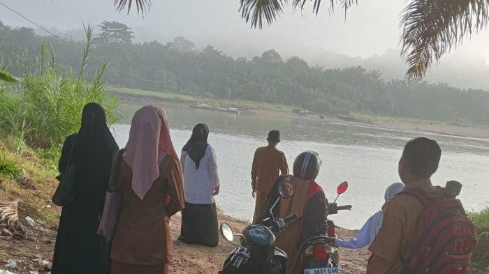 Hari Pertama, Guru di Pedalaman Aceh Tamiang Berjibaku dengan Getek ...