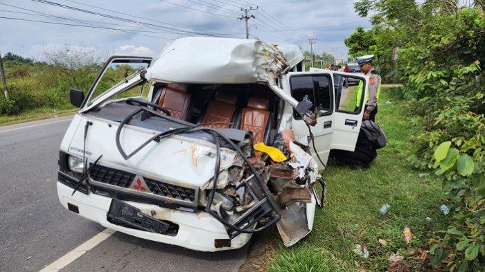 Minibus L300 Tabrak Belakang Truk Parkir di Aceh Timur, Seorang ...