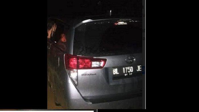 Mobil Rombongan PWI Aceh Terjebak Longsor Dievakuasi Pakai Alat Berat ...