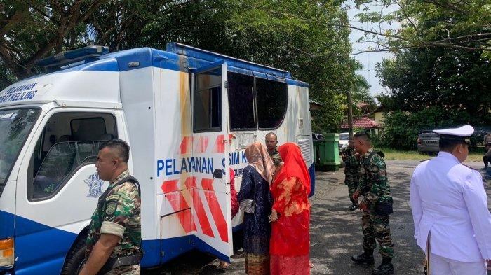Momen HUT TNI, Polres Aceh Singkil Gratiskan SIM Bagi Keluarga Tentara ...