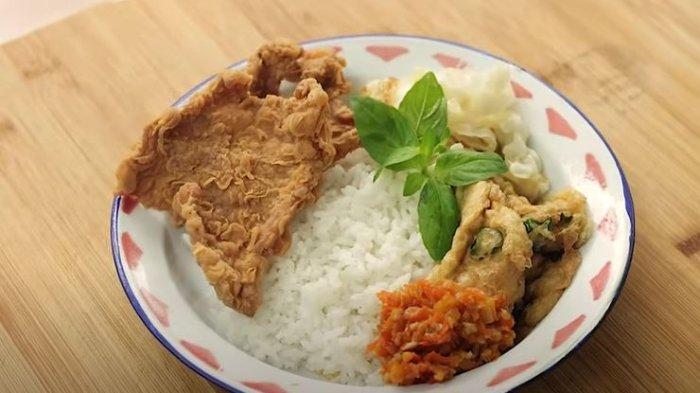Praktis! Resep Nasi Kulit Ayam Krispi Sambal Gledek ala Chef Devina Hermawan, Murah, Renyah ...