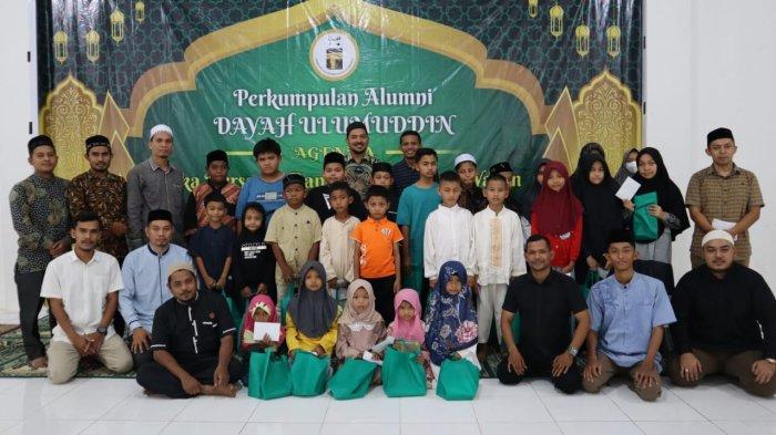 Keluarga Besar Alumni Dayah Ulumuddin Beri Santunan ke Puluhan Anak Yatim - Serambinews.com