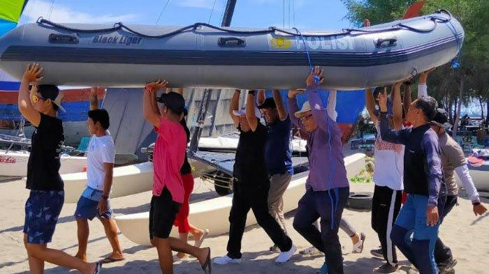 Dukung PON, Polisi Siagakan Perahu Karet untuk Atlet Layar Saat Latihan ...