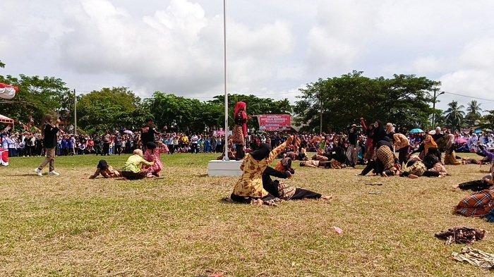 Aksi Heroik Pasukan Inoeng Balee ‘Gemparkan’ Upacara Peringatan HUT RI ...