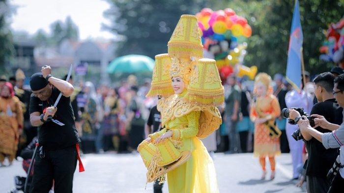 Atraksi Debus Singa Nagan dan Putri Pakaian Dalung Asal Nagan Raya ...