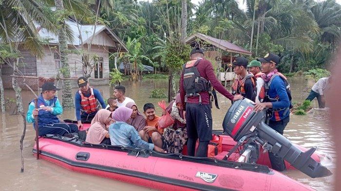 Puluhan Warga Paya Baro yang Terjebak Banjir Dievakuasi Tim SAR Bireuen - Serambinews.com