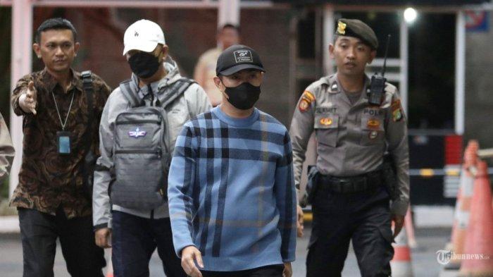 OTT KPK di Pekanbaru: Pj Wali Kota Risnandar Mahiwa Diamankan Bersama 8 Orang Lainnya - Halaman ...