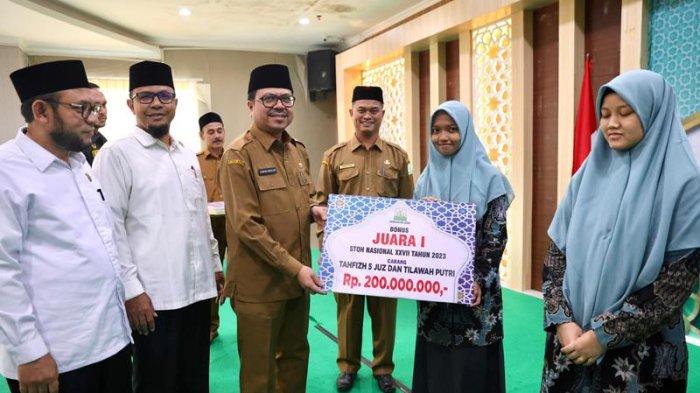 Pemerintah Aceh Serahkan Bonus Kepada Juara STQH XXVII Nasional 2023 - Serambinews.com