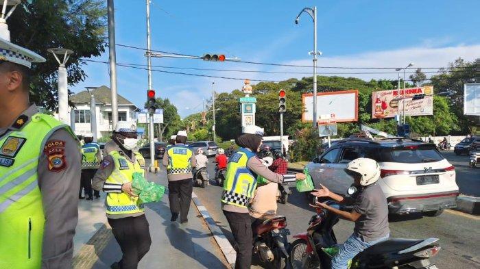 Ditlantas Polda Aceh Bagikan Takjil kepada Pengendara, Berlangsung Setiap Hari Selama Ramadhan ...