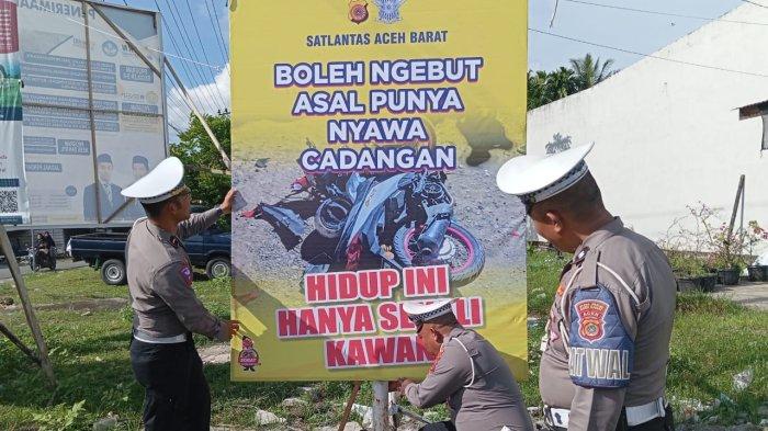 Satlantas Aceh Barat Pasang Baliho Peringatan, Slogannya Mencerminkan Seriusnya Bahaya ...