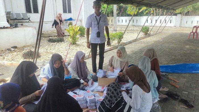 KIP Aceh Timur Sortir Surat Suara Pemilu 2024, 31 Rusak - Serambinews.com