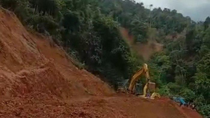 Terus Menerus Tertimbun Material Longsor, Proyek Jalan Peunaron - Lokop ...