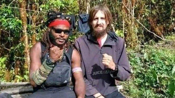 Kapten Philip Pilot Susi Air yang Disandera KKB Foto Bersama Egianus ...