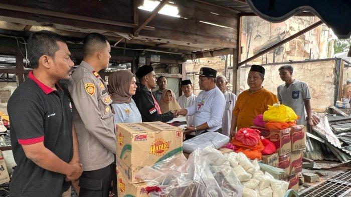Pj Bupati Abdya Serahkan Bantuan Masa Panik Untuk Korban Kebakaran ... Pj Bupati Abdya Serahkan Bantuan Masa Panik Untuk Korban Kebakaran ...