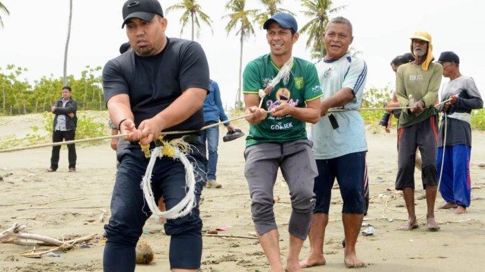 Tarek Pukat Bersama Nelayan Gampong Baro, Iswanto: Lestarikan Tradisi ...