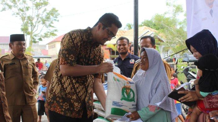 Pj Bupati Aceh Singkil Salurkan Beras Cadangan Pangan Pemerintah ... Pj Bupati Aceh Singkil Salurkan Beras Cadangan Pangan Pemerintah ...
