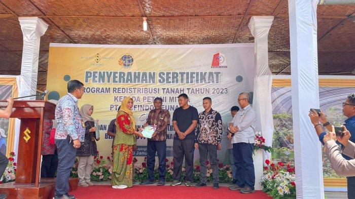 PT Socfindo Kebun Seunagan Fasilitasi Program Redistribusi Sertifikat Petani, Diserahkan Pj ...