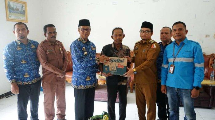 Pj Bupati Nagan Raya Serahkan Bantuan Sembako dari BEL untuk Masyarakat Miskin Ekstrem ...