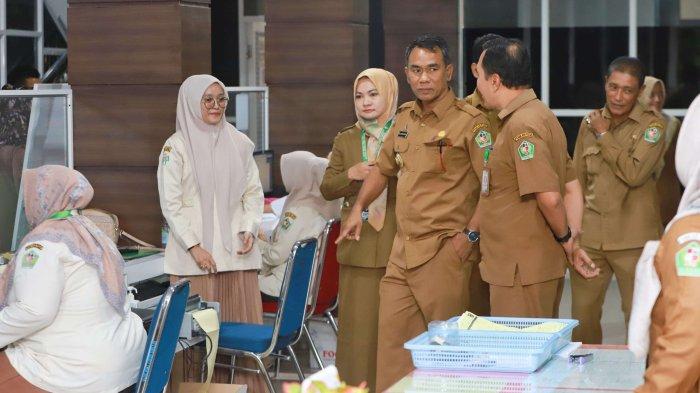 Hari Pertama Kerja Sebagai Pj Bupati Pidie, Samsul Azhar Sidak Dua Rumah Sakit - Serambinews.com