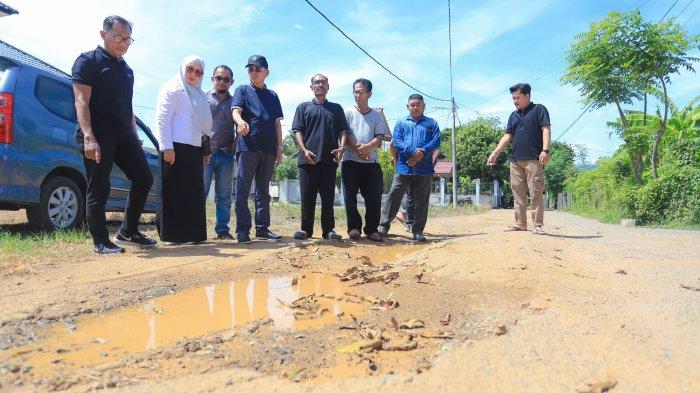 Pj Wali Kota Banda Aceh Tinjau Jalan Rusak di Permukiman, Perintahkan Dinas PUPR Segera Perbaiki ...