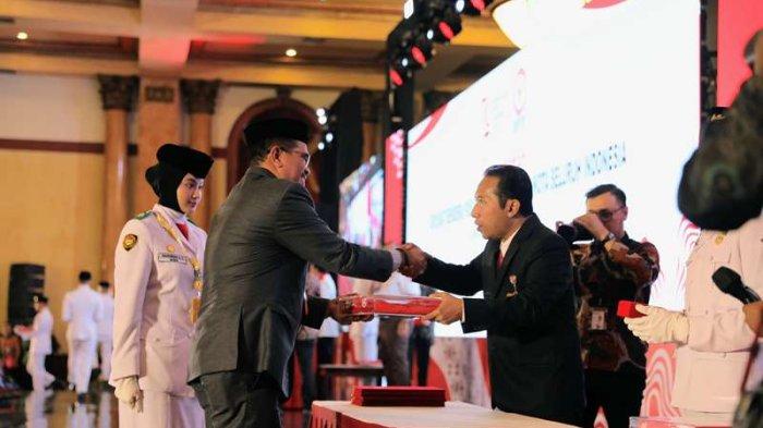 Pj Wali Kota Lhokseumawe Terima Duplikat Bendera Pusaka - Serambinews.com