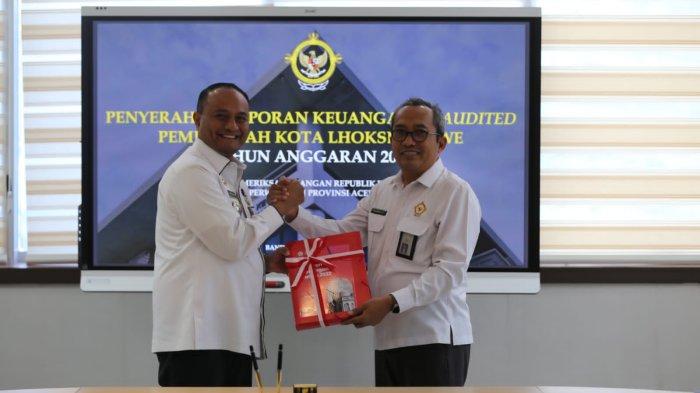Pj Wali Kota Lhokseumawe Serahkan LKPD Tahun Anggaran 2022 ke BPK RI - Serambinews.com
