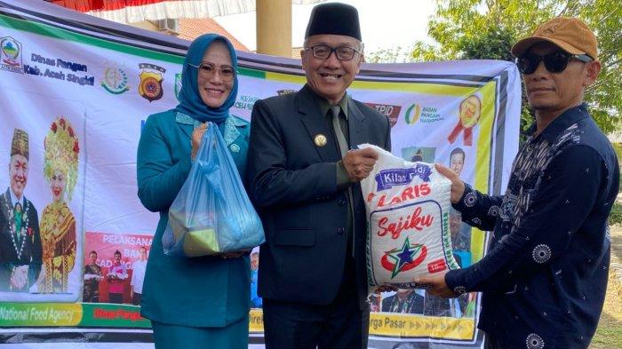 Pj Bupati Aceh Singkil Serahkan Ribuan Paket Sembako untuk Keluarga Miskin Ekstrim - Serambinews.com